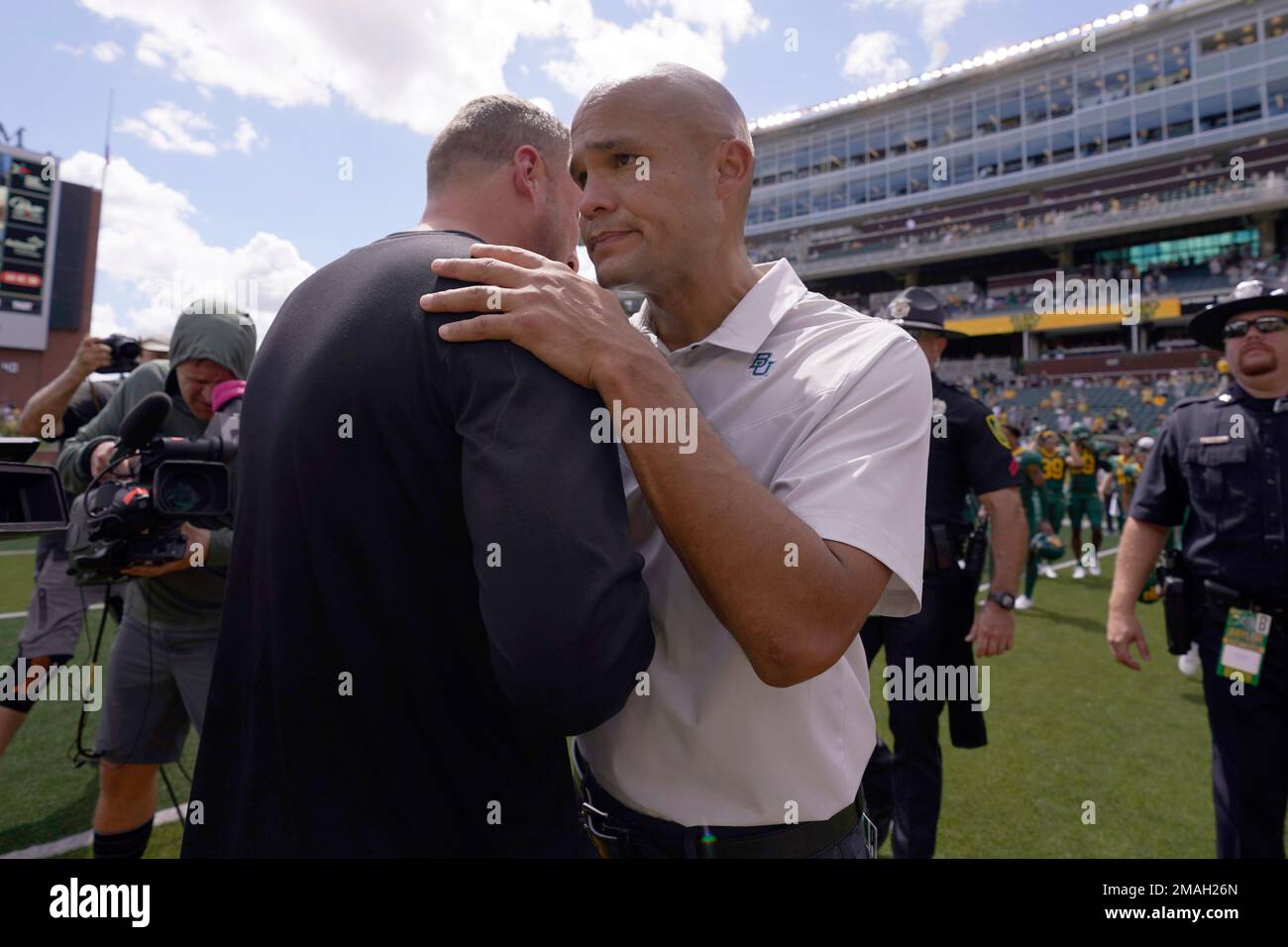 Baylor head coach Dave Aranda, right, shakes hands with Texas State ...