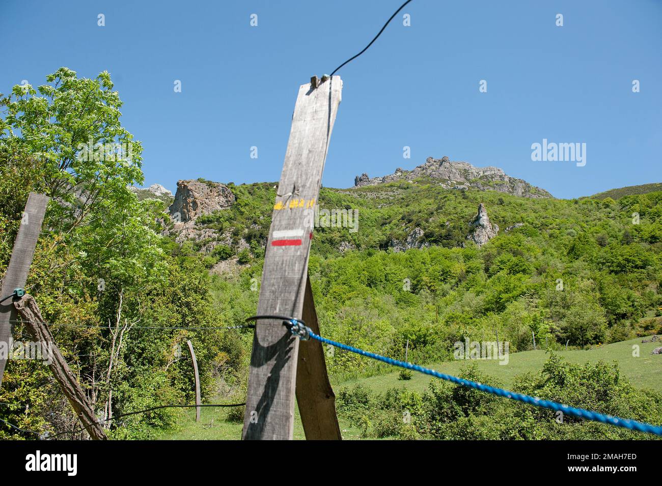 Hiking marks: top and yellow: local hike, red and white marker: long ...