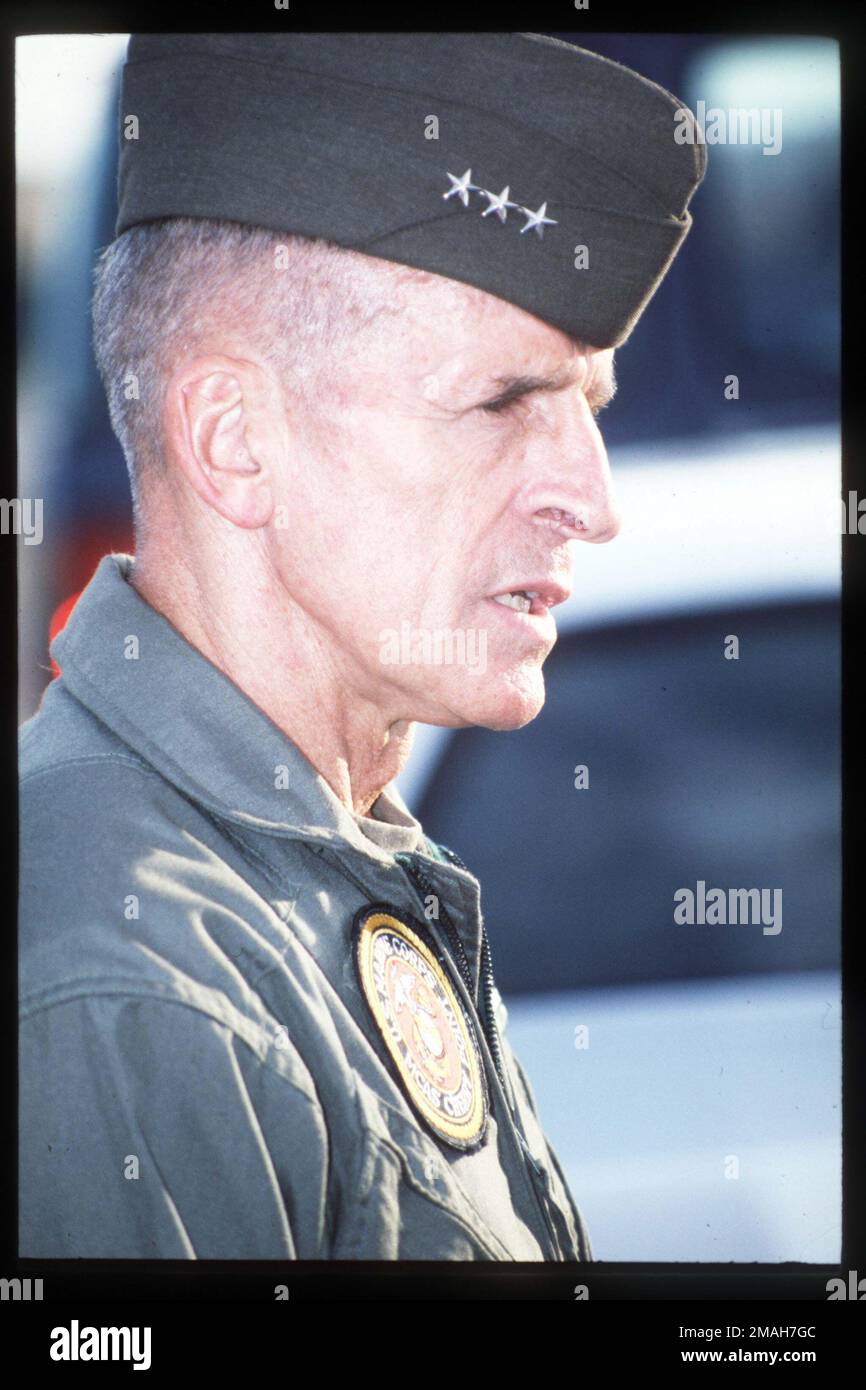 LT. GEN. Johnston, commander US Marine Corps Forces, Atlantic, visit ...