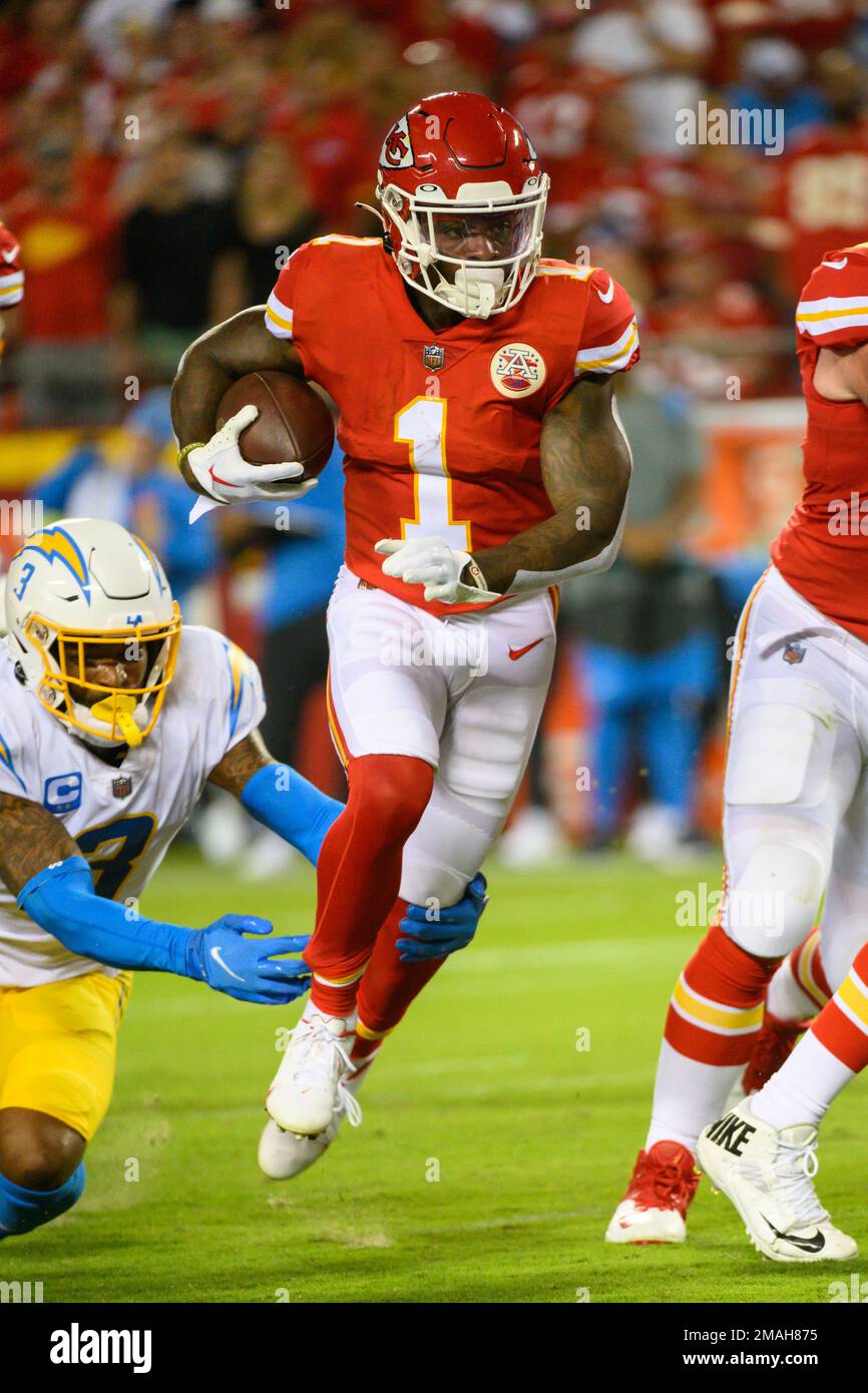 Kansas City Chiefs running back Jerick McKinnon (1) escapes a tackle by ...