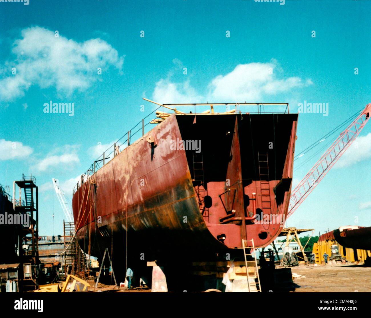 A starboard view of the surveying ship USNS SUMNER (T-AGS-61) at 20 ...