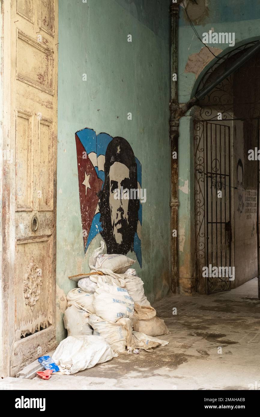 Mural of Che Guevera with the Cuban flag in the entrance to a building ...