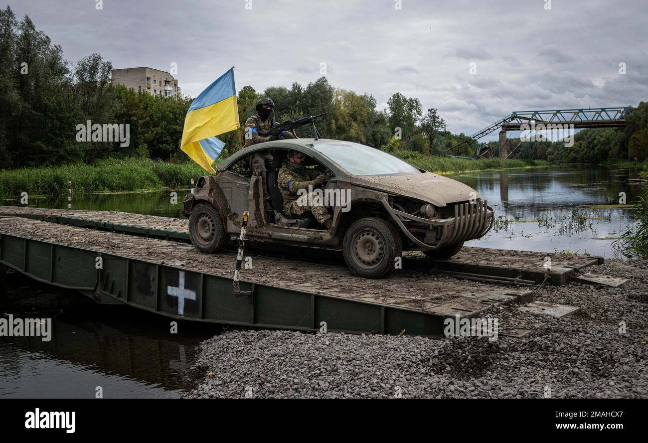 Ukrainian paratroopers drive on the vehicle with Ukrainian flag on the ...