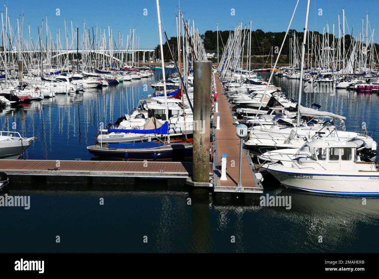 La Trinite-sur-Mer marina, Kerisper bridge, Morbihan, Bretagne ...