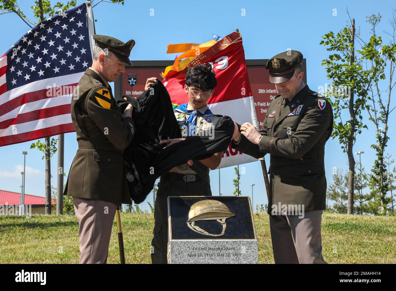 (from left) U.S. Army Maj. Gen. David Lesperance, 2nd Infantry Division ...