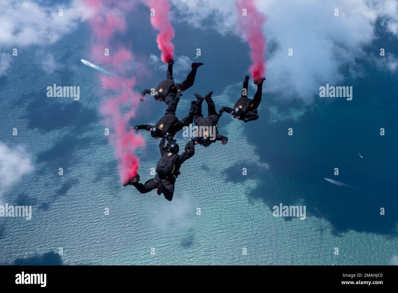 Members of the U.S. Army Parachute Team make a parachute jump over ...