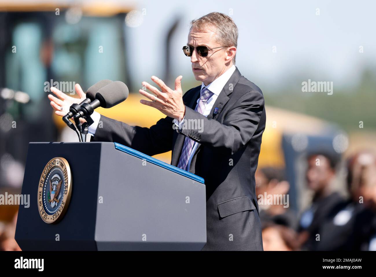 Intel CEO Pat Gelsinger speaks during the groundbreaking ceremony for ...