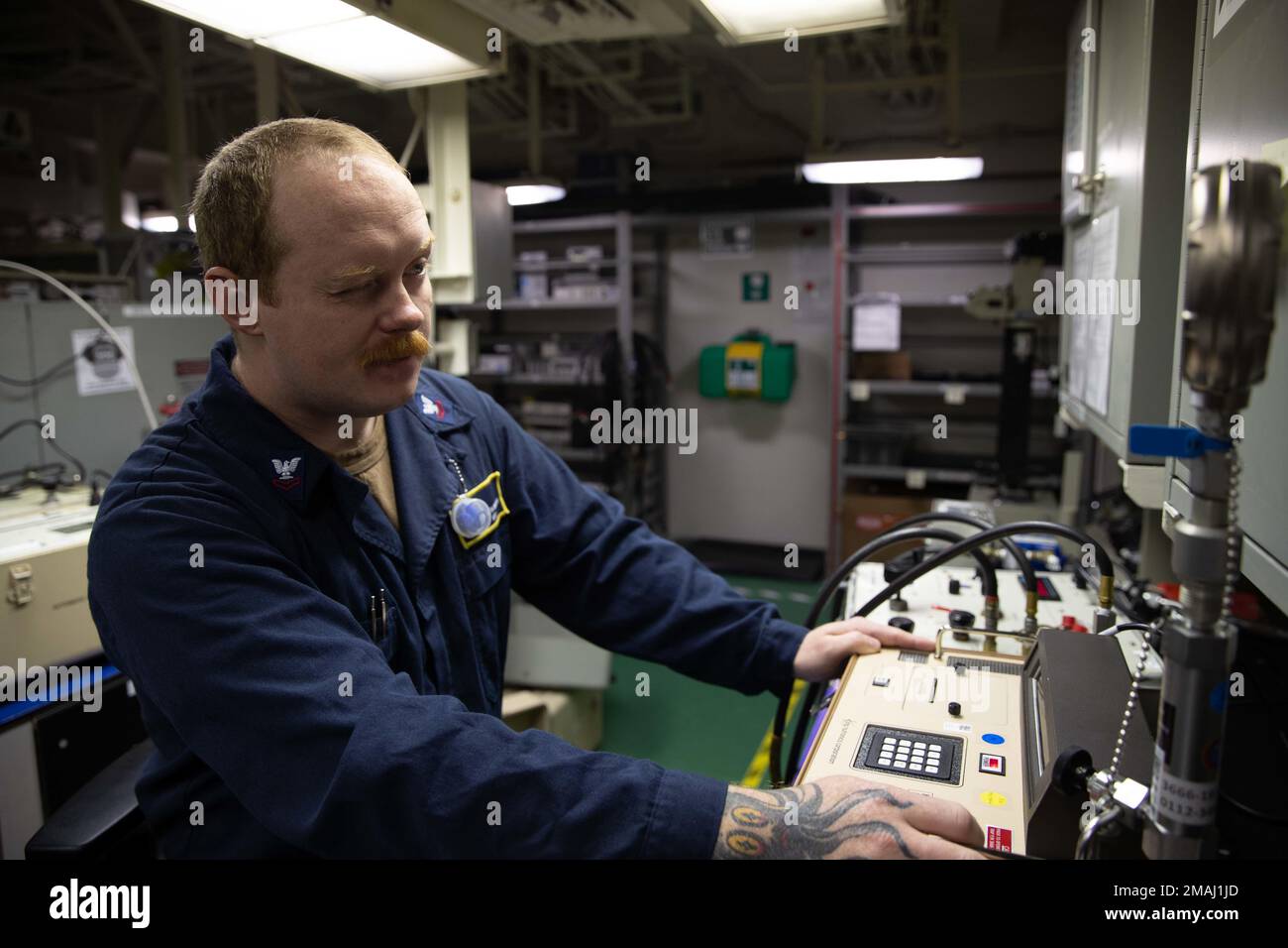 220528-N-IL330-1084 PACIFIC OCEAN (May 28, 2022) – Aviation Electronics Technician 2nd Class ...