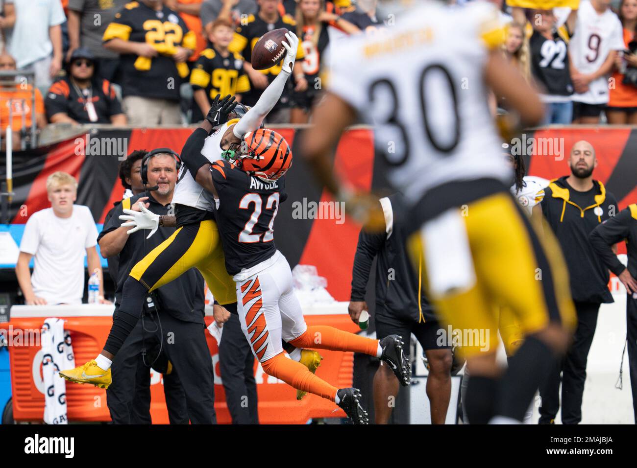 Pittsburgh Steelers wide receiver Diontae Johnson, left, makes a catch ...