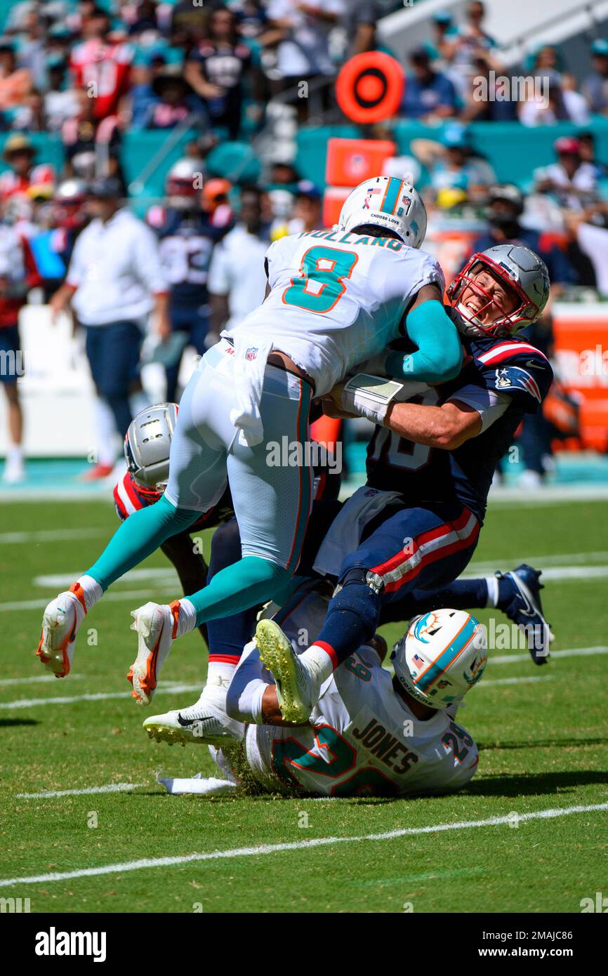 Miami Dolphins safety Jevon Holland (8) hits New England Patriots ...