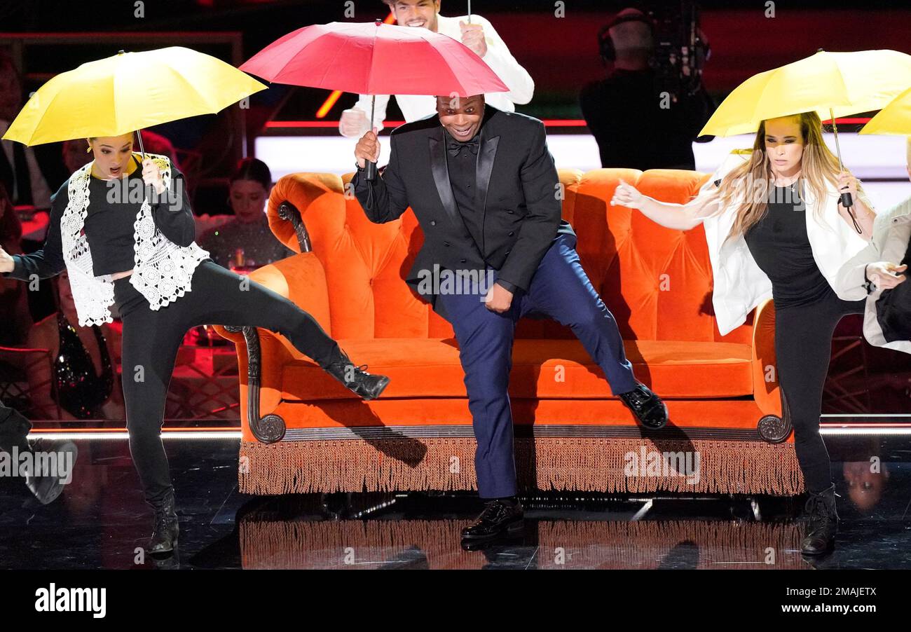 Host Kenan Thompson and dancers perform a tribute to "Friends" at the ...