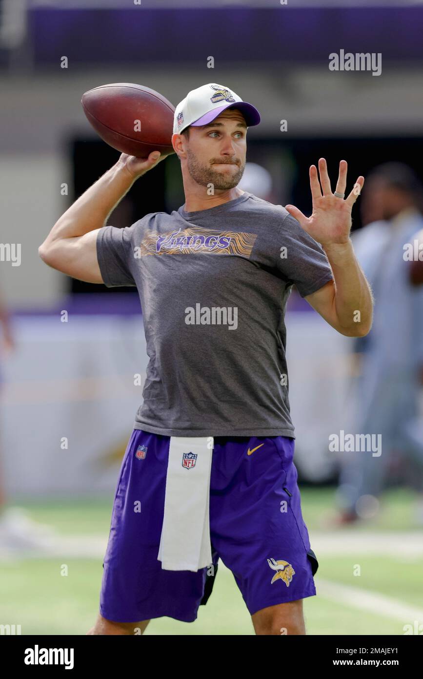Minnesota Vikings quarterback Kirk Cousins warms up before an NFL ...