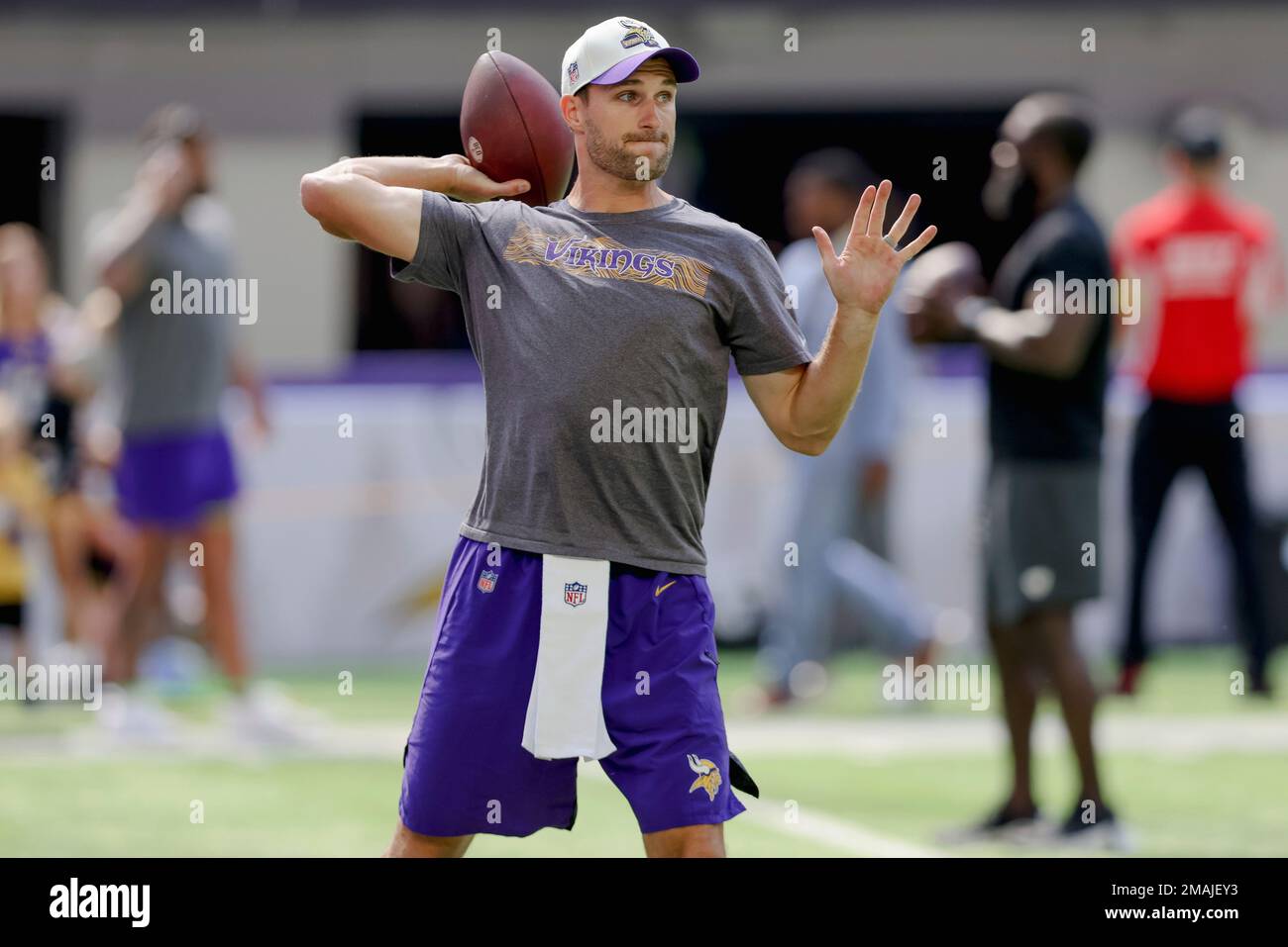 Minnesota Vikings quarterback Kirk Cousins warms up before an NFL ...