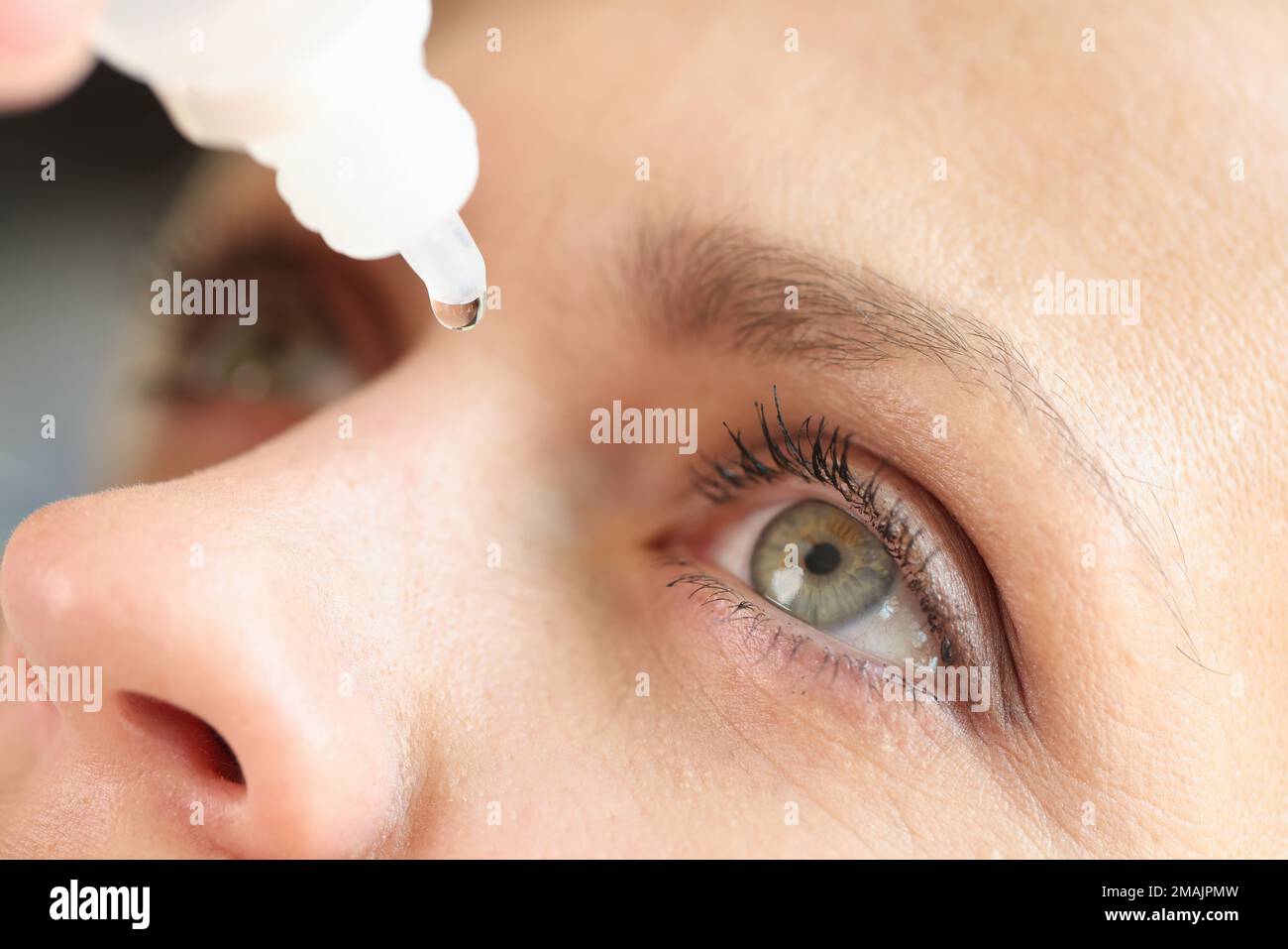 Close up of woman applying eye drops Stock Photo - Alamy