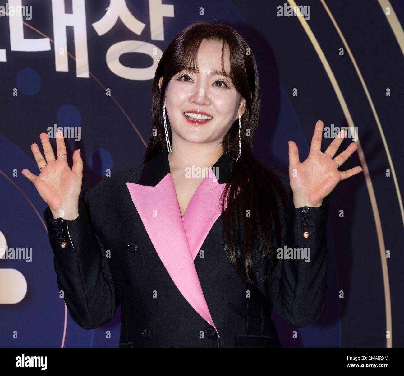 Seoul, South Korea. 19th Jan, 2023. South Korean singer Younha, arrived ...