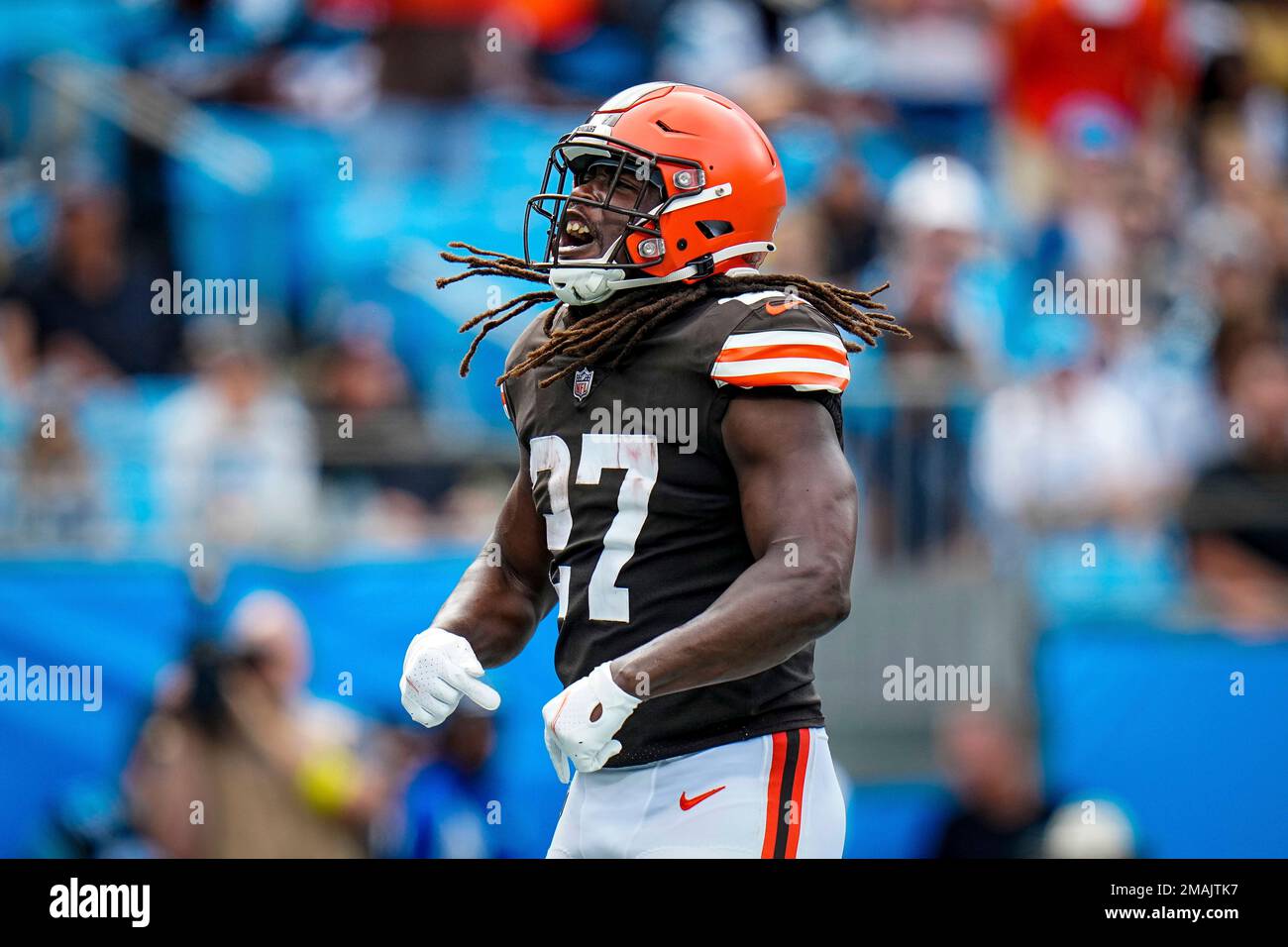Cleveland Browns running back Kareem Hunt (27) celebrates a touchdown ...