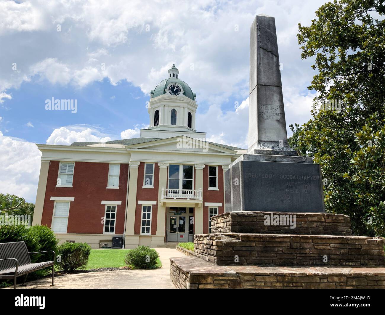 The Stephens County Courthouse and a monument to Confederate soldiers ...