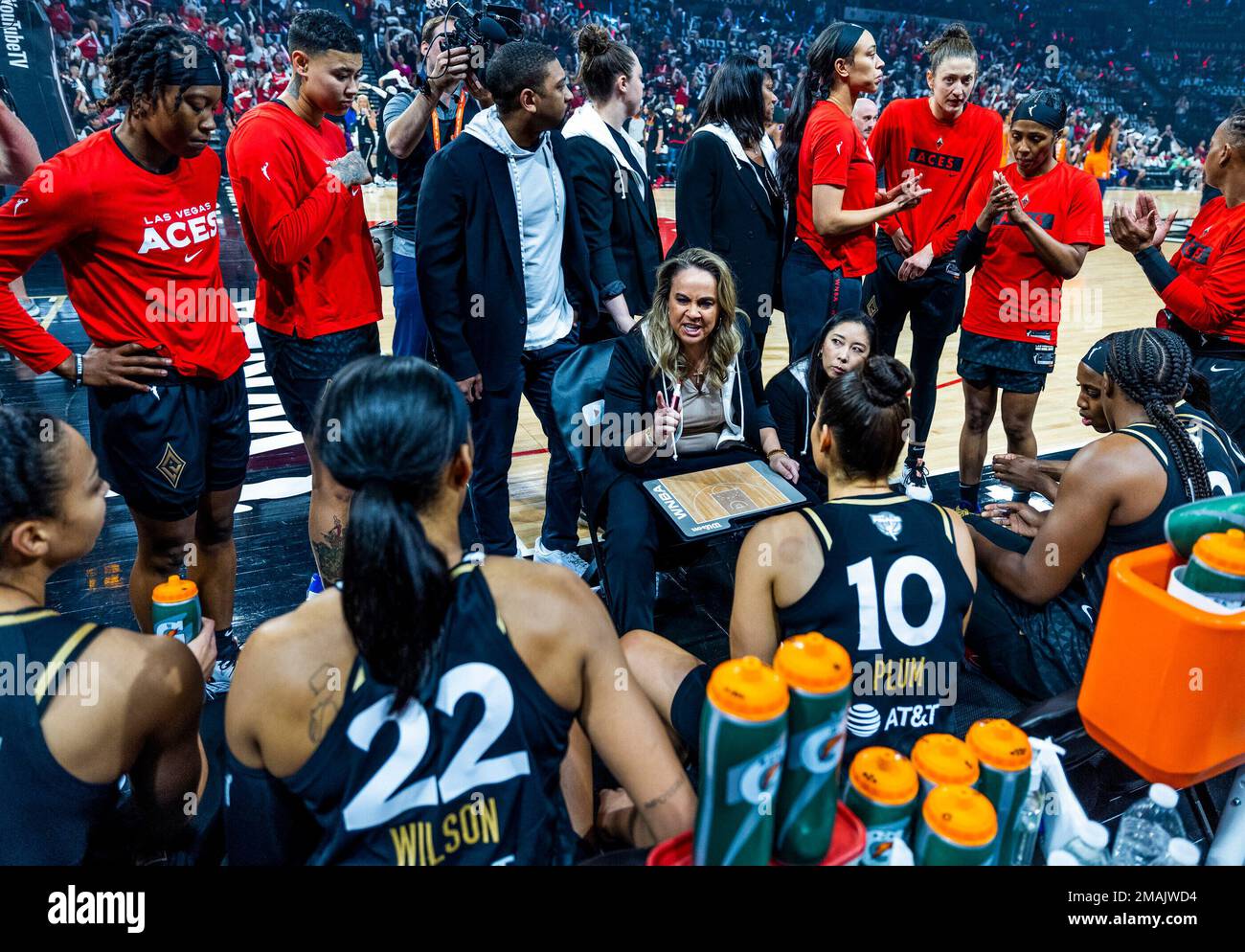 Las Vegas Aces head coach Becky Hammon counsels her players during a ...