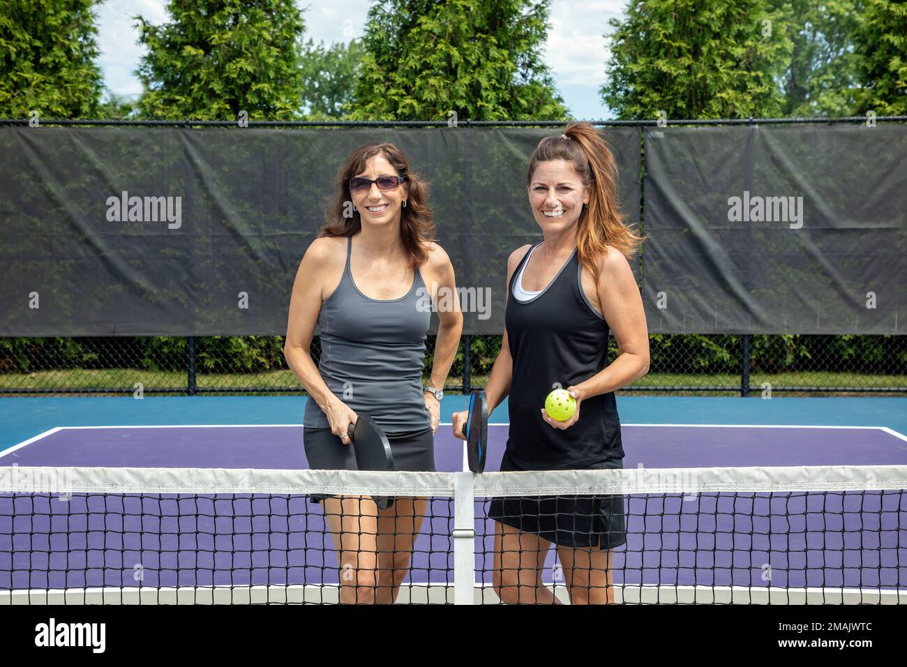 Women posing pickleball court hi-res stock photography and images - Alamy