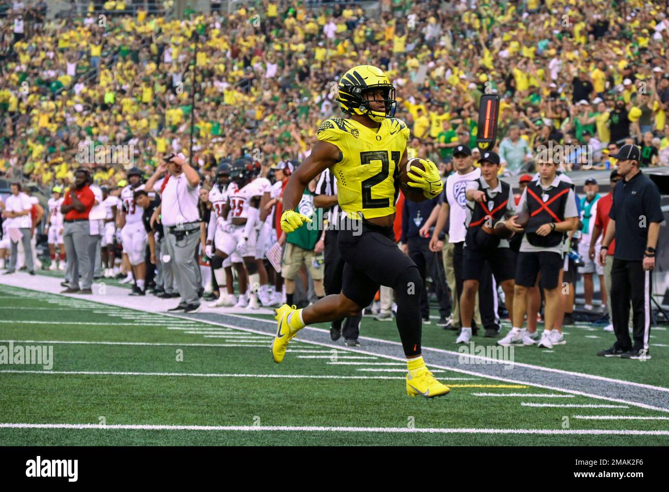 Oregon running back Byron Cardwell (21) heads to the end zone as the ...