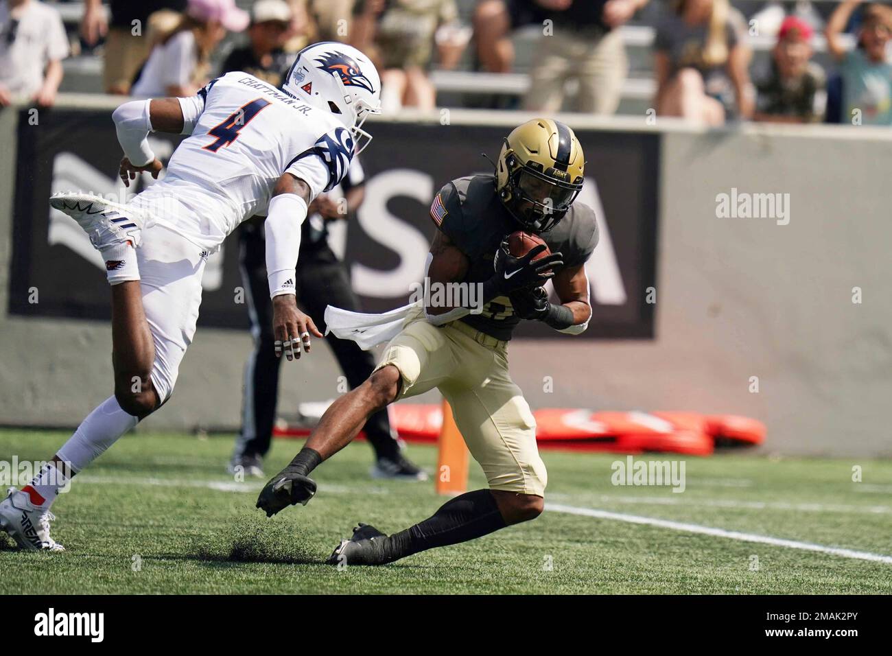 Army running back Braheam Murphy (8) catches the pass during the NCAA ...