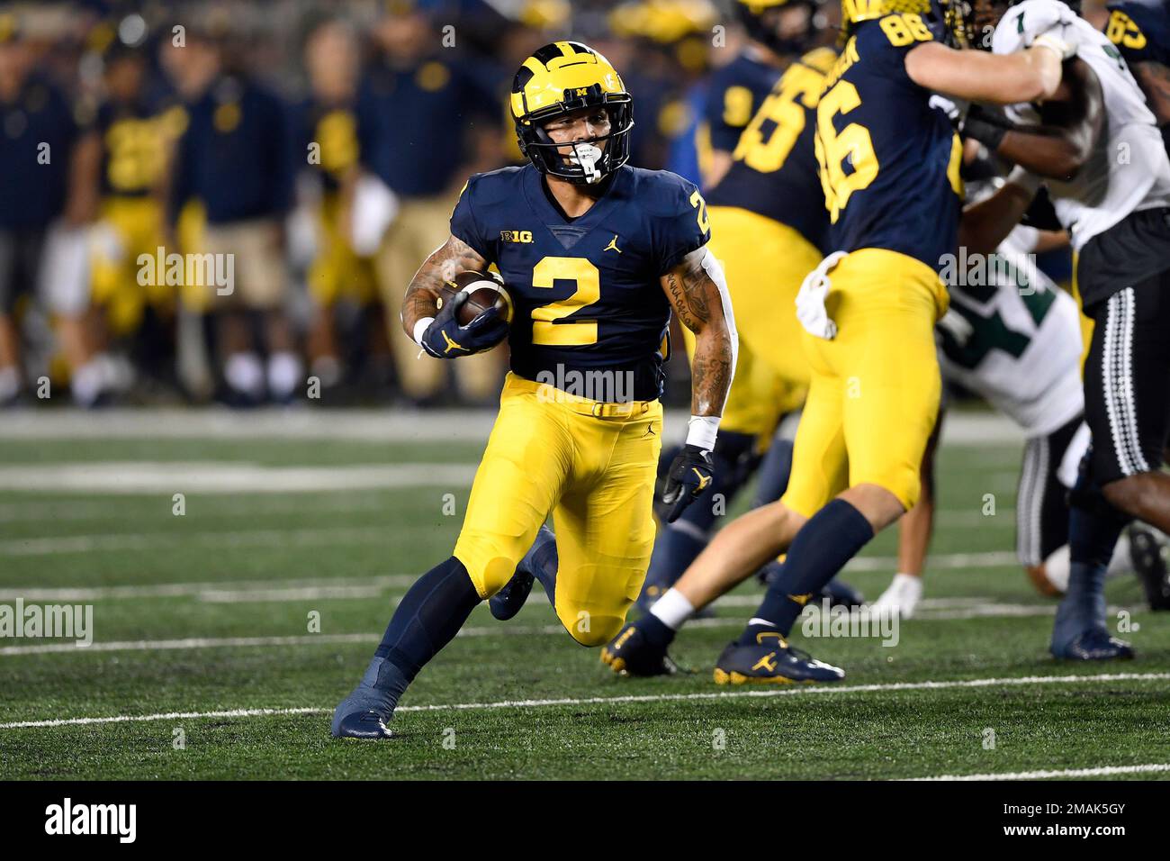 Michigan running back Blake Corum (2) runs with the ball against Hawaii ...