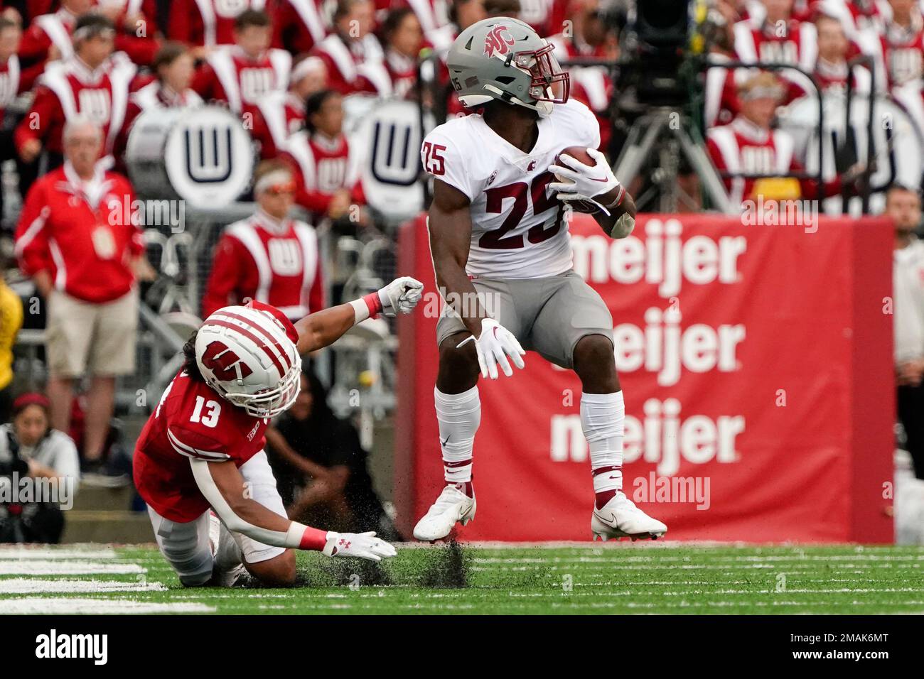 Washington State's Nakia Watson (25) catches a touchdown pass with ...