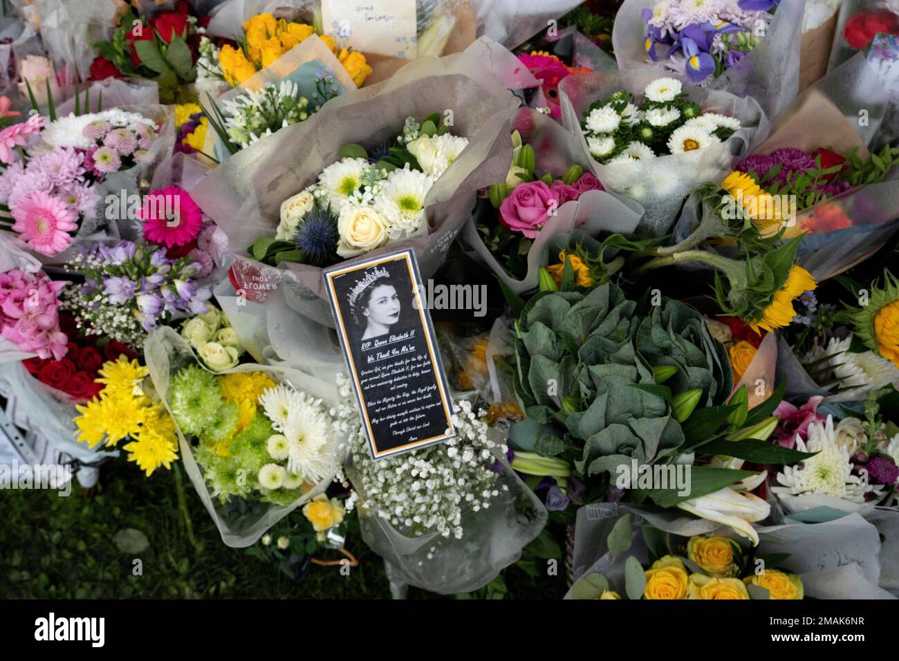 Flowers and posters for Queen Elizabeth II in front of Buckingham ...