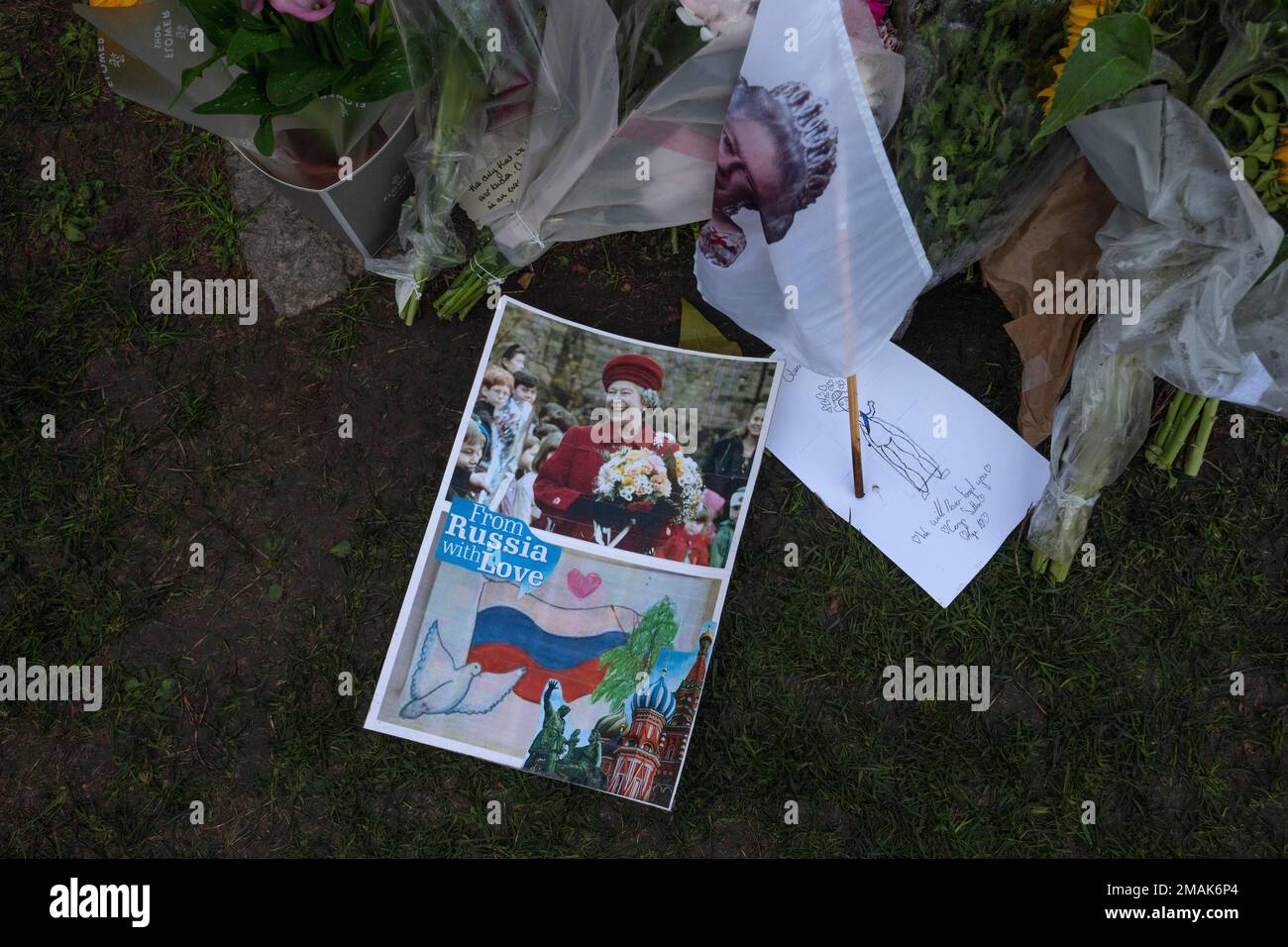 Flowers and posters for Queen Elizabeth II in front of Buckingham ...