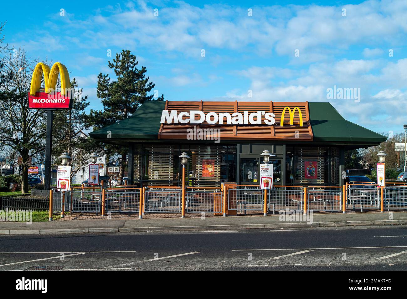 Slough, Berkshire, UK. 19th January, 2023. The Bath Road Shopping Park ...