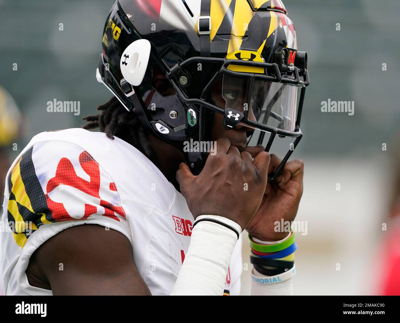 Maryland wide receiver Dontay Demus Jr. warms up before a NCAA college ...