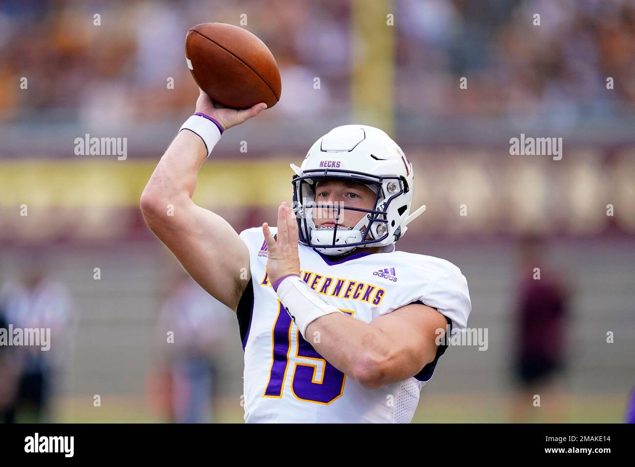 Western Illinois quarterback Nick Davenport warms up before an NCAA ...