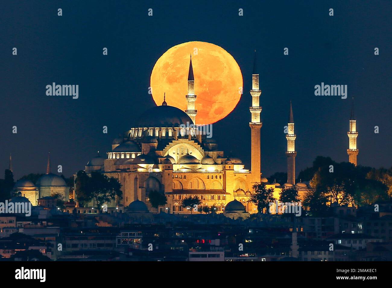 A full moon sets behind the Suleymaniye mosque in Istanbul, Turkey ...