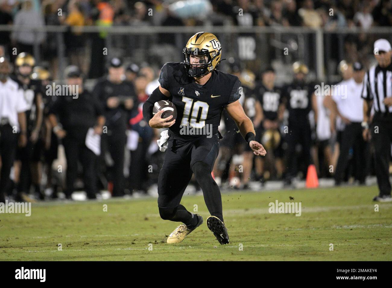 Central Florida quarterback John Rhys Plumlee (10) scrambles for ...
