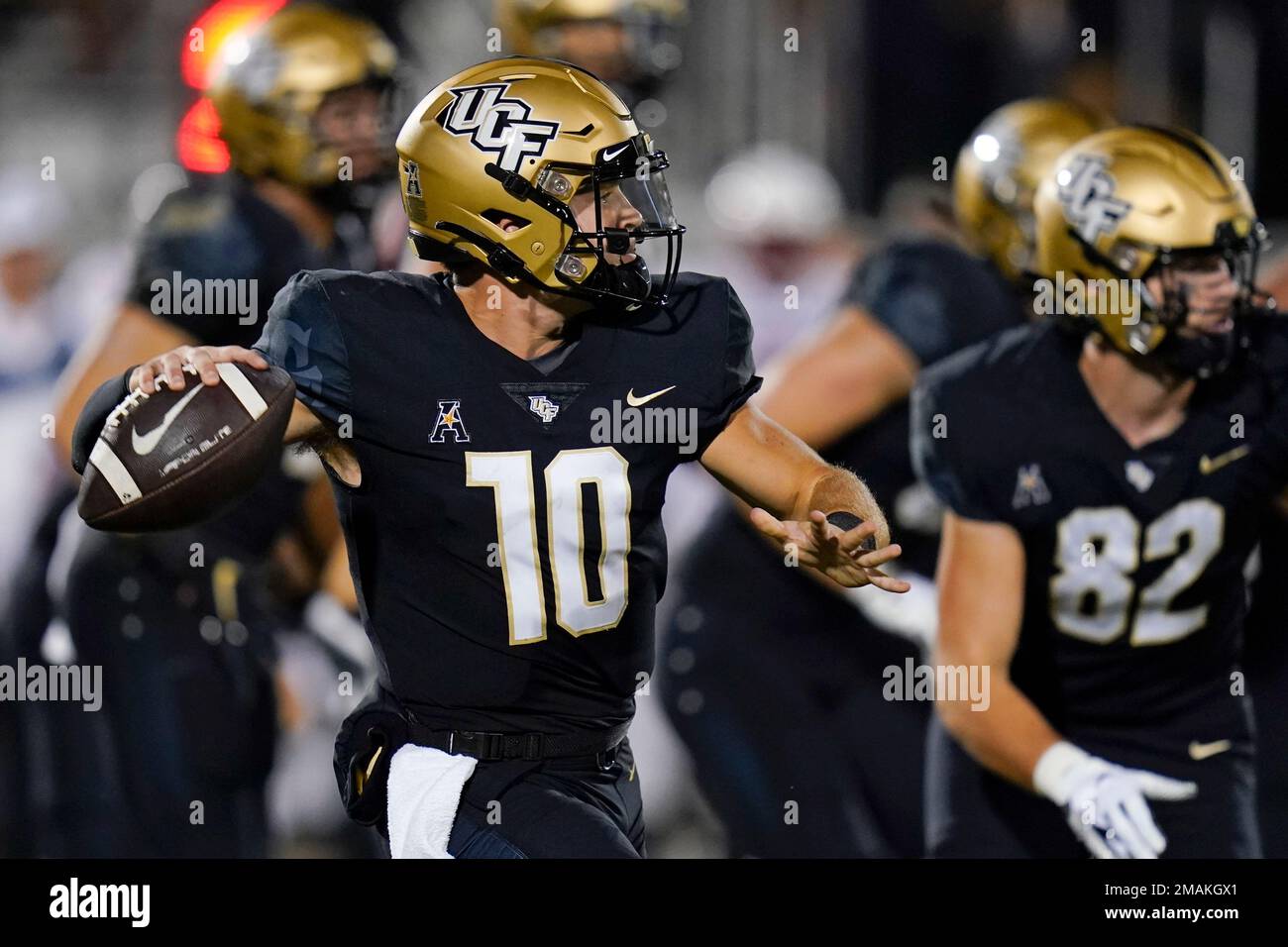 Central Florida quarterback John Rhys Plumlee (10) looks for a receiver ...