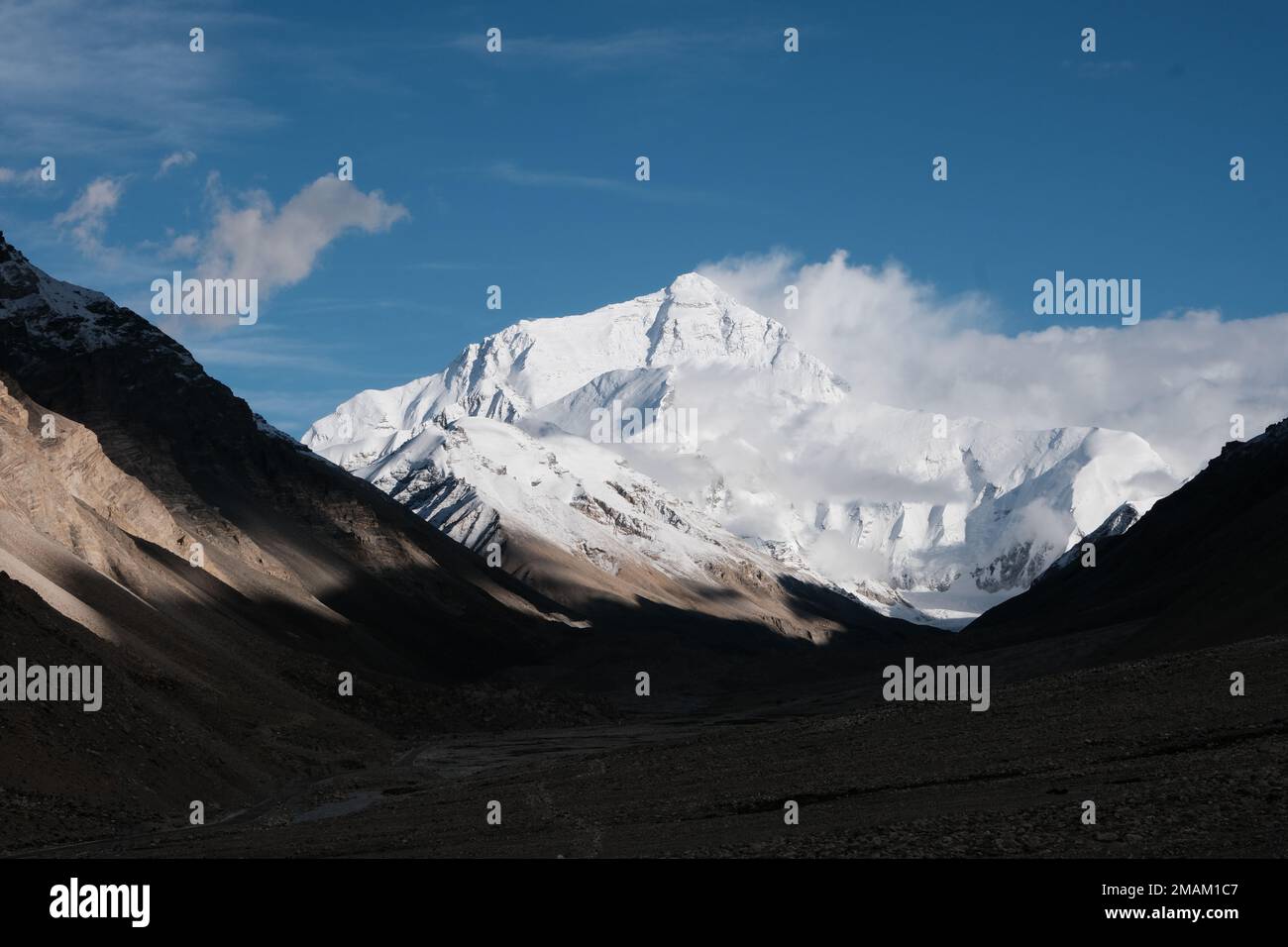 A beautiful view of the snowy mount Everest Stock Photo - Alamy