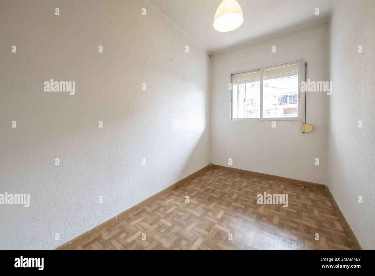 Small and vienna room with sintasol floors, poorly painted walls and ...