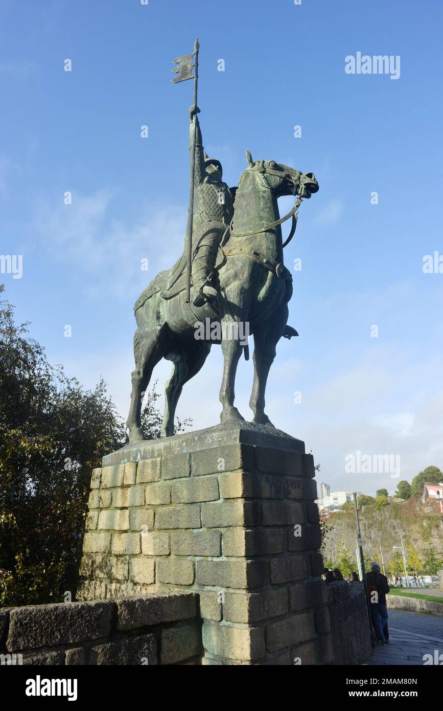 Porto, Portugal, statue of the nobleman Vimara Peres Stock Photo - Alamy