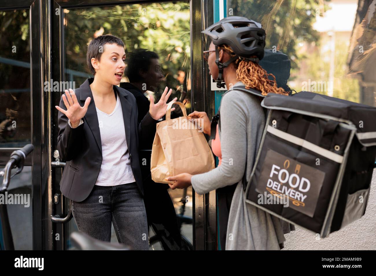 Unsatisfied client refuse taking wrong food order from delivery service ...