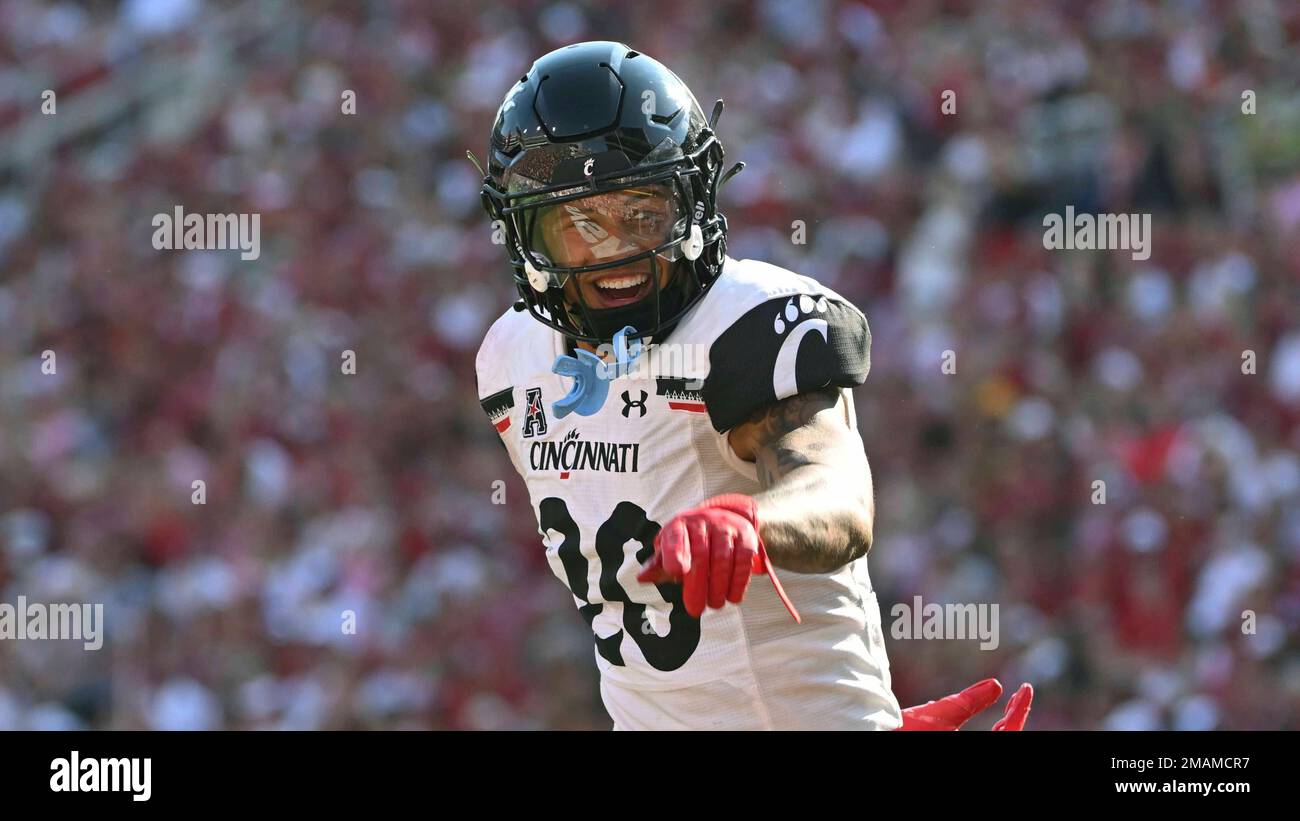Cincinnati defensive back Deshawn Pace (20) celebrates after an ...