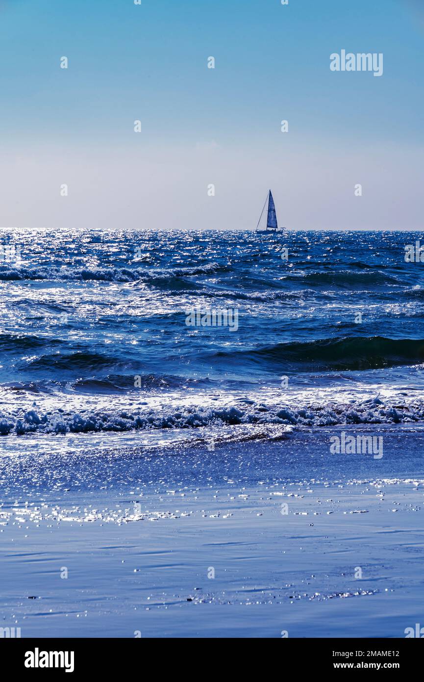 Sailing boat on the horizon, between the ocean and the sky Stock Photo ...