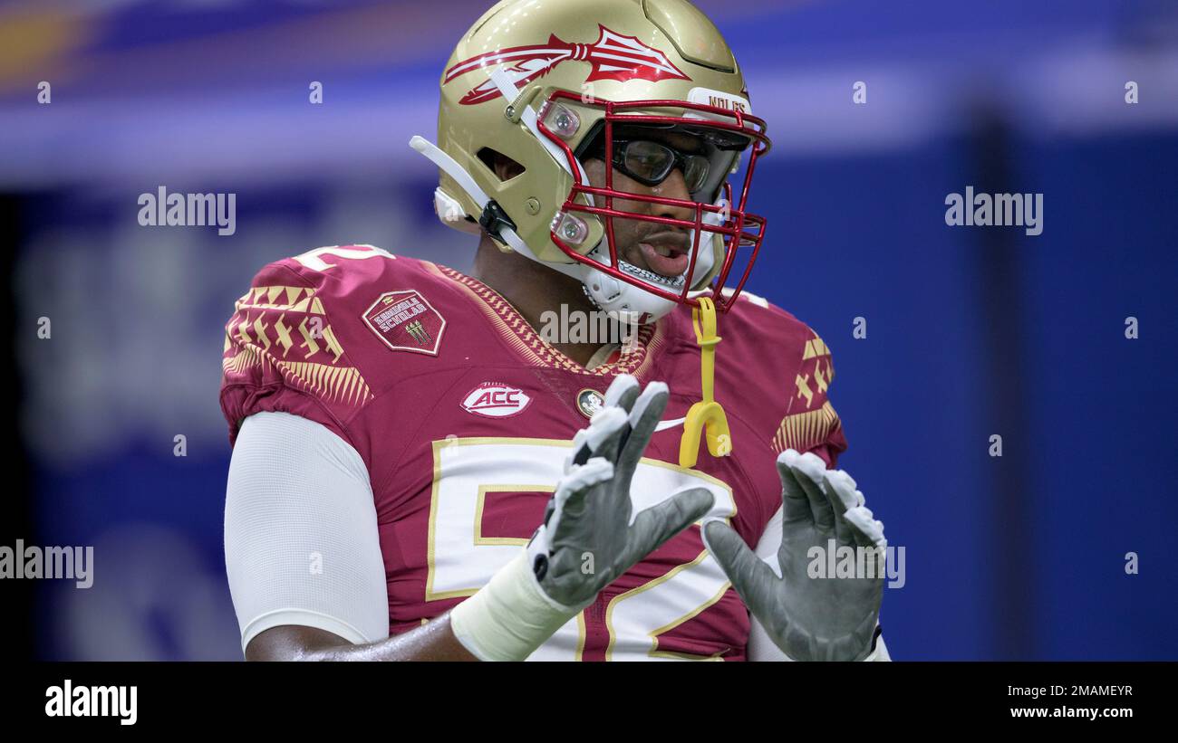 Florida State offensive lineman Robert Scott Jr. (52) lines up before ...