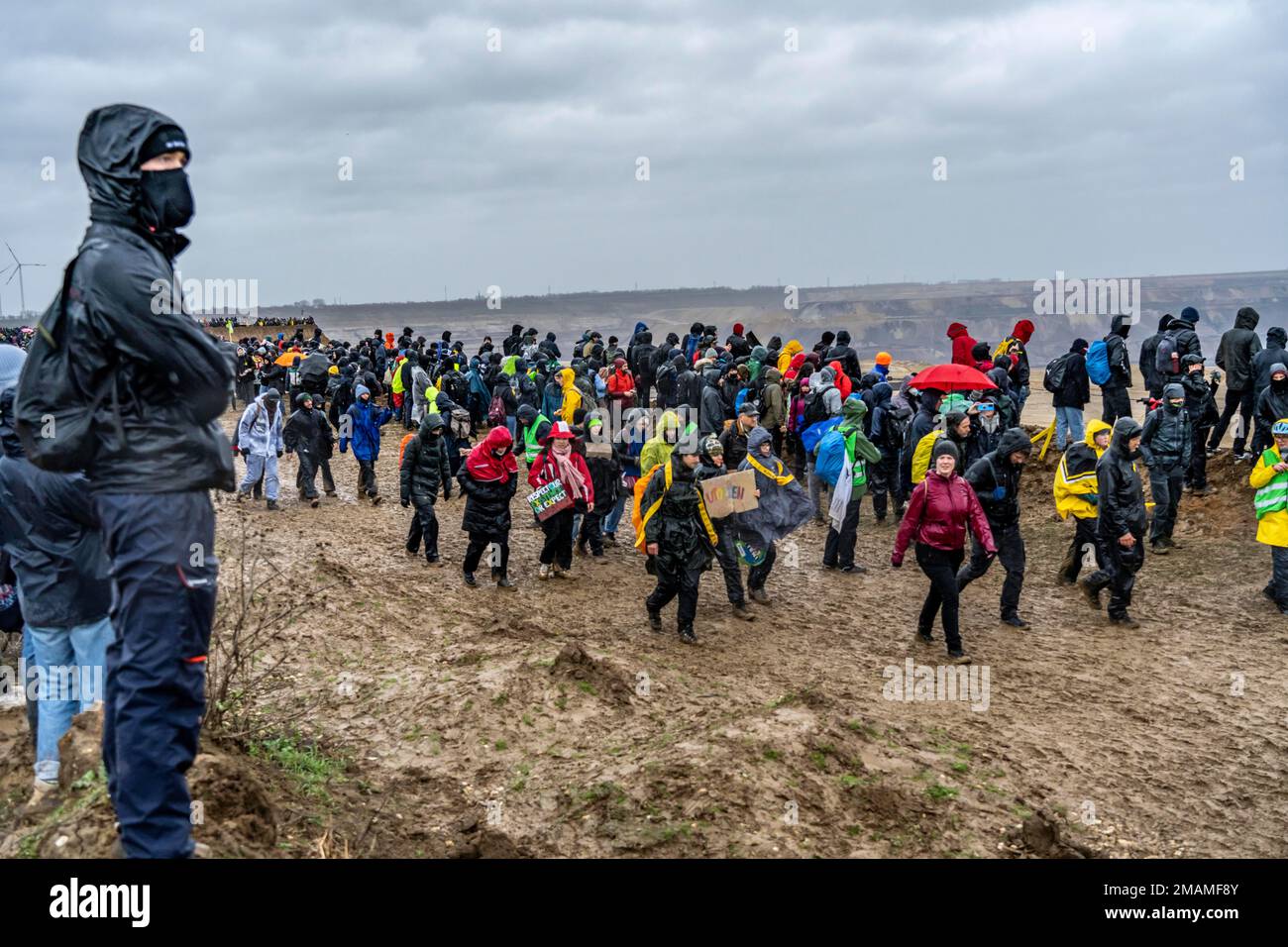 Many thousands of demonstrators march to the edge of the Garzweiler ...