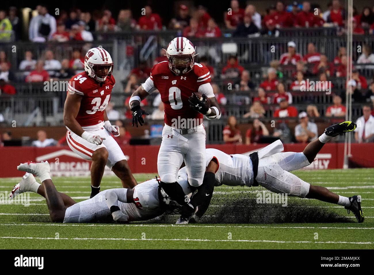 Wisconsin's Braelon Allen (0) runs between Illinois State's Jeremiah ...