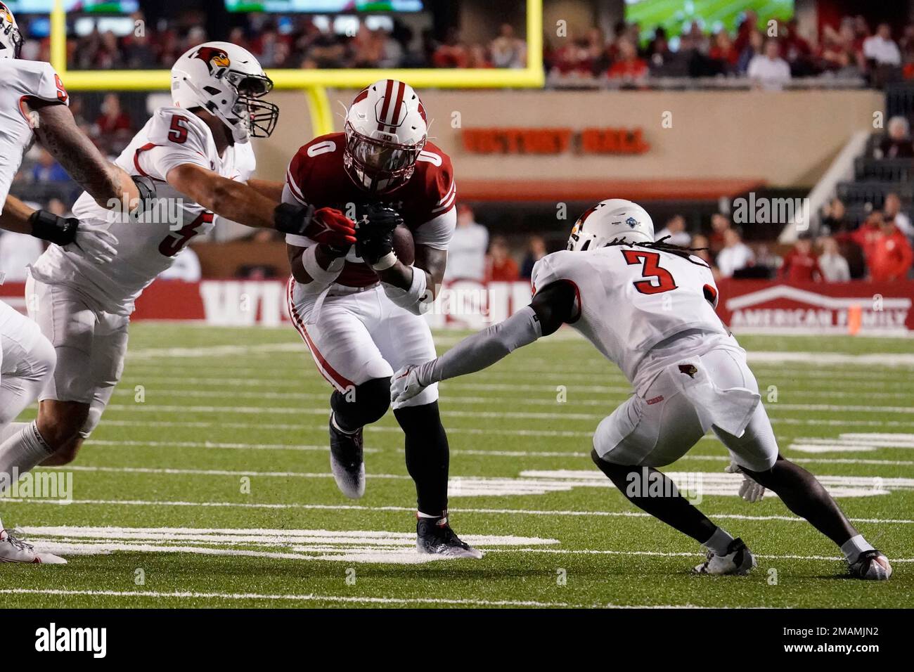 Wisconsin's Braelon Allen (0) runs between Illinois State's Zeke ...