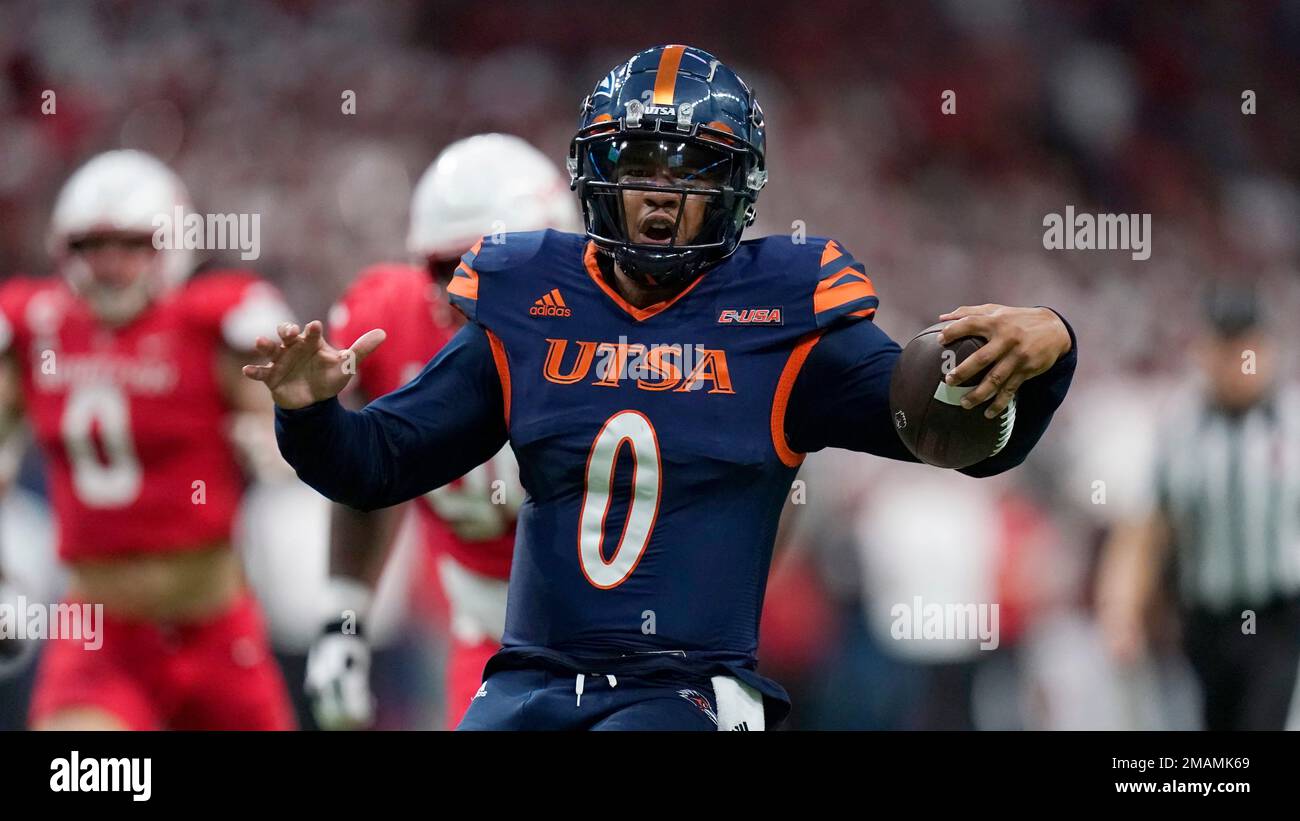 UTSA quarterback Frank Harris (0) runs for a touchdown against Houston ...