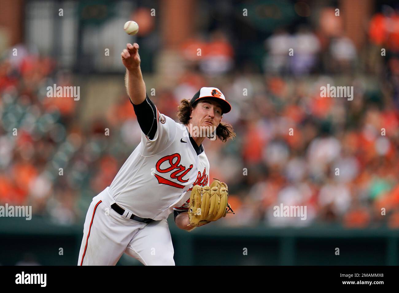 Baltimore Orioles starting pitcher Mike Baumann throws a pitch to the ...