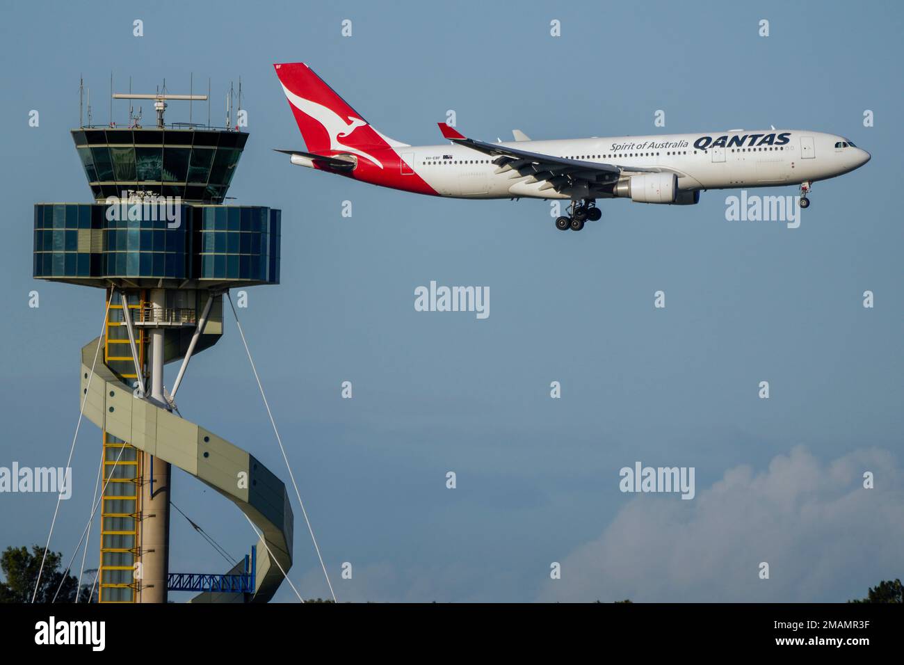 A Qantas passenger jet prepares to land at Sydney Airport, Australia ...