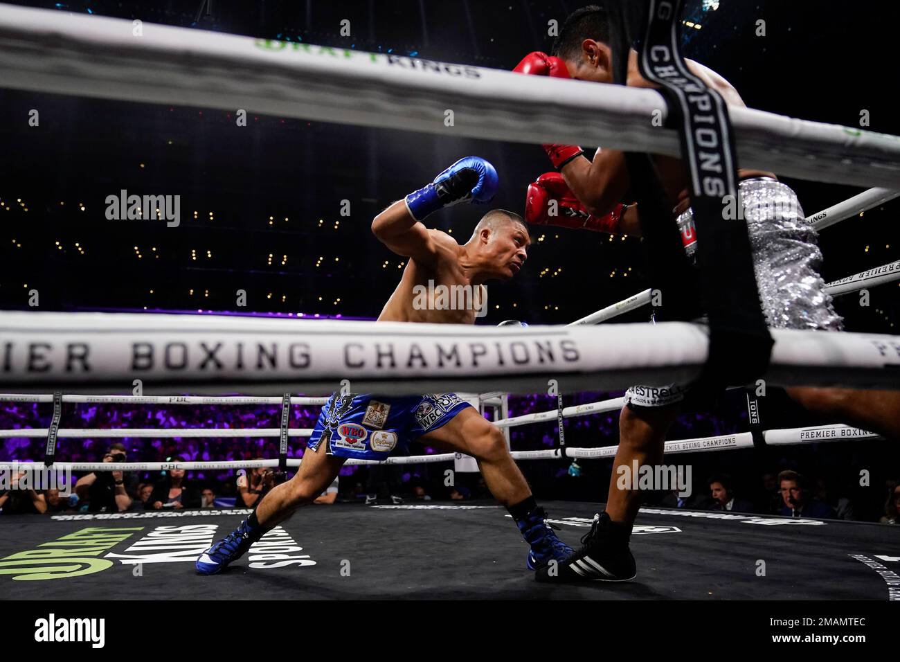 Isaac Cruz, left, fights Eduardo Ramirez in a WBC world lightweight ...