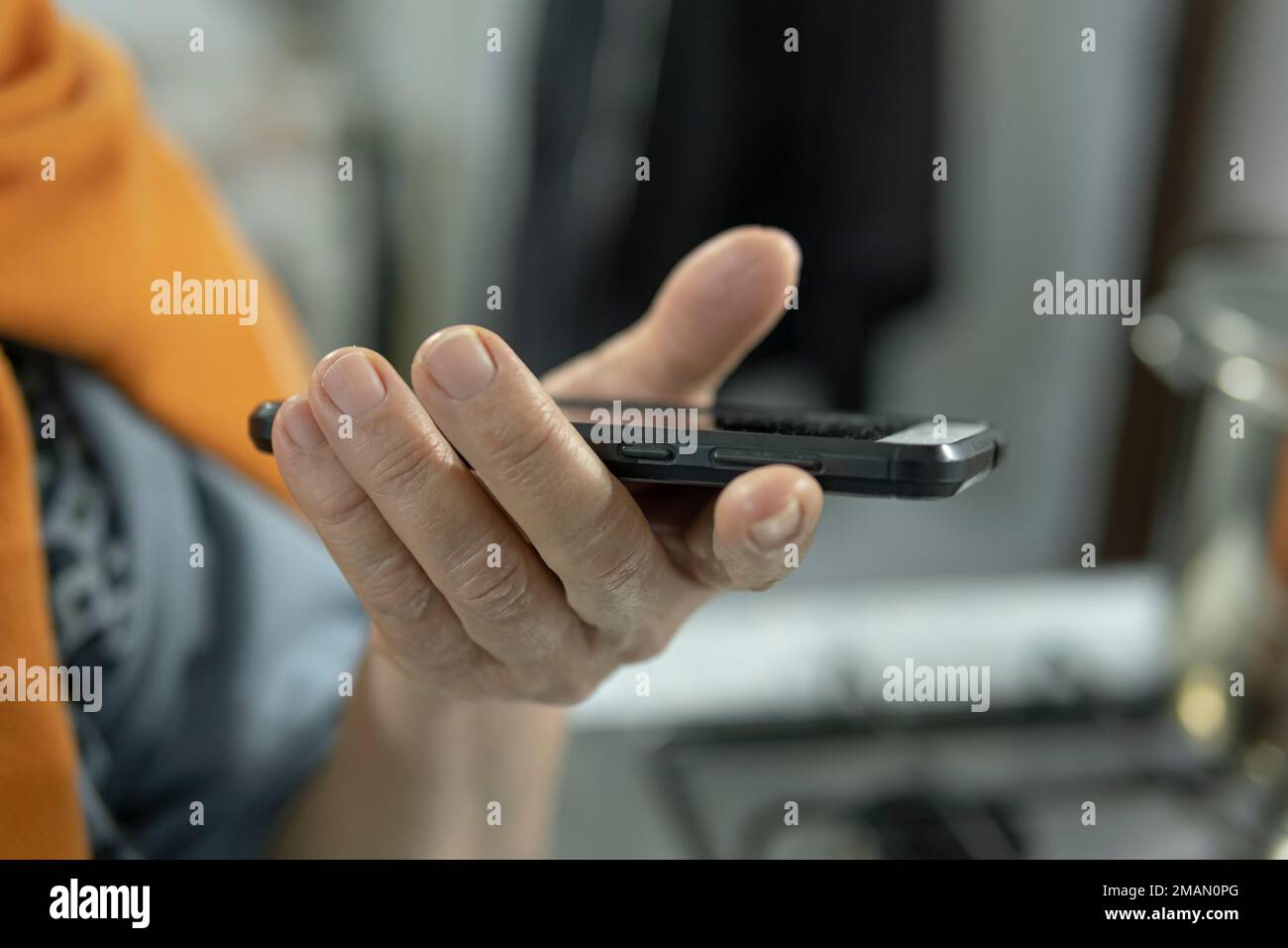 Woman holding hand phone hi-res stock photography and images - Alamy